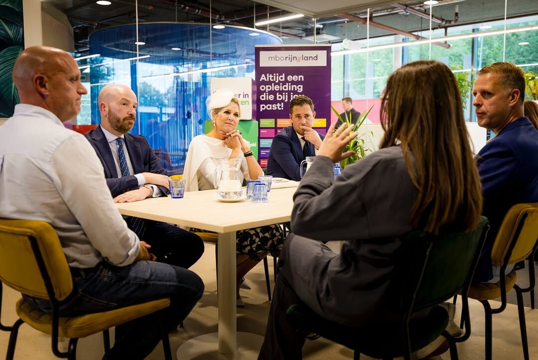 Máxima viert 15 jaar wijzer geldzaken met groene blaadjes en een voile ...