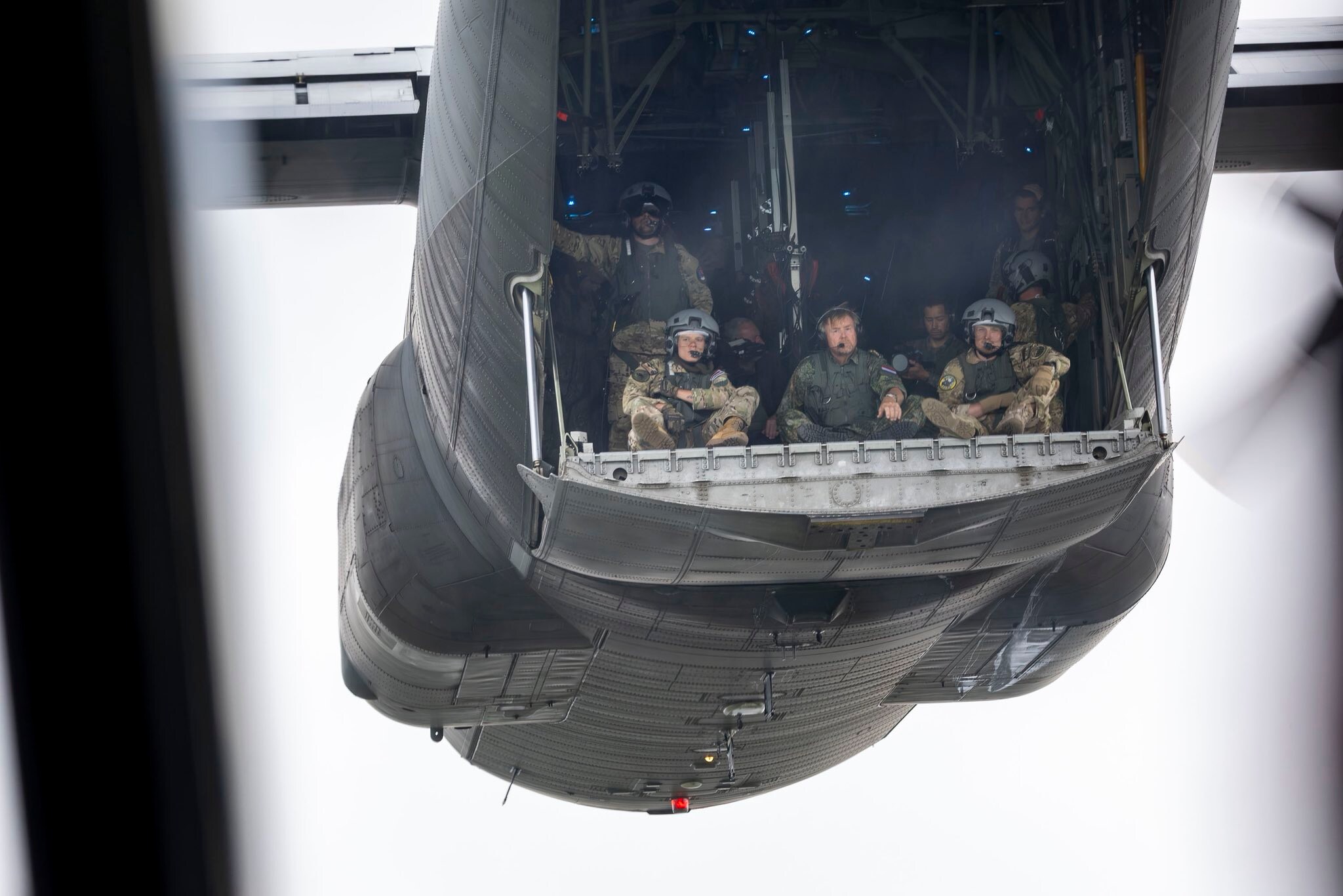 Koning Willem-Alexander vliegt over zijn ouderlijk huis, prinses Beatrix zwaait in de tuin | Libelle