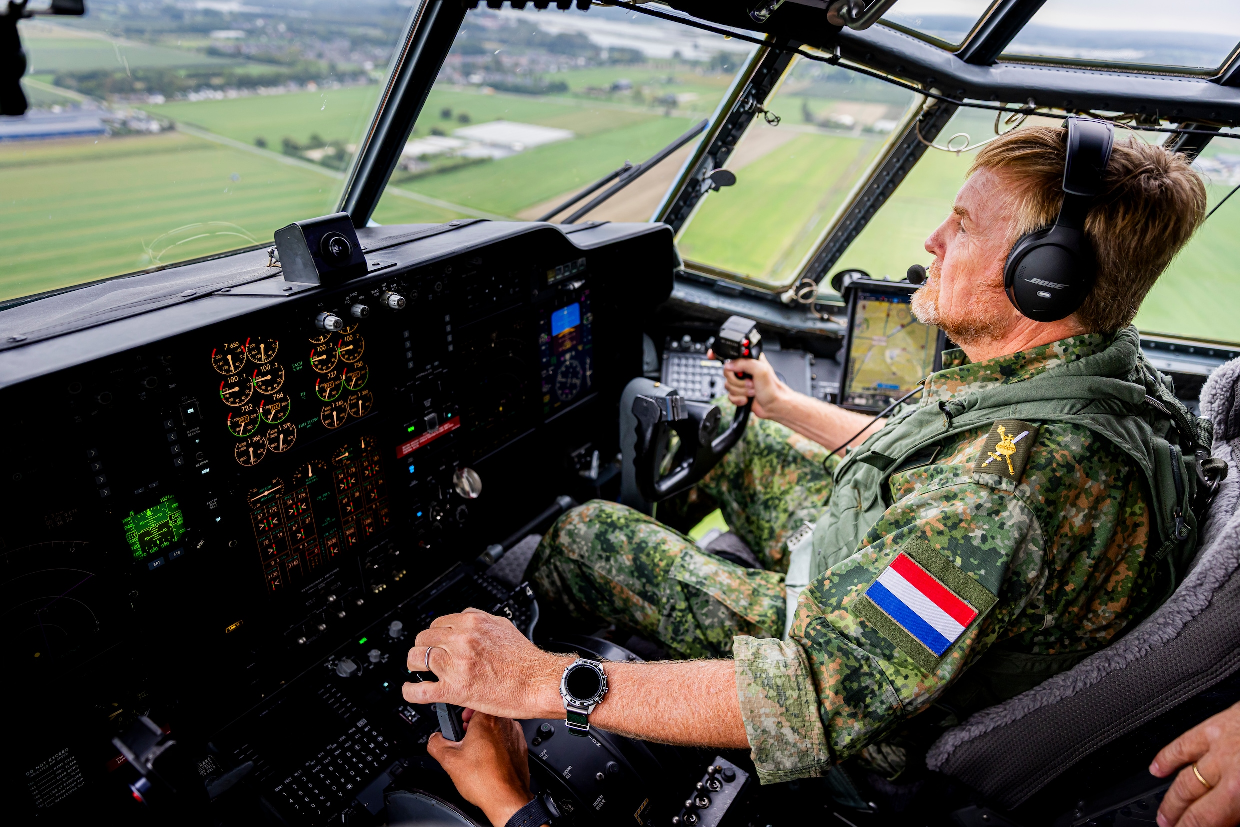 Koning Willem-Alexander vliegt over zijn ouderlijk huis, prinses ...