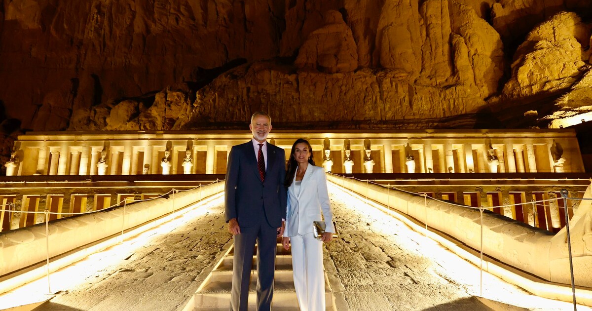 Koningin Letizia neemt revanche in Luxor: ditmaal is ze zichtbaar