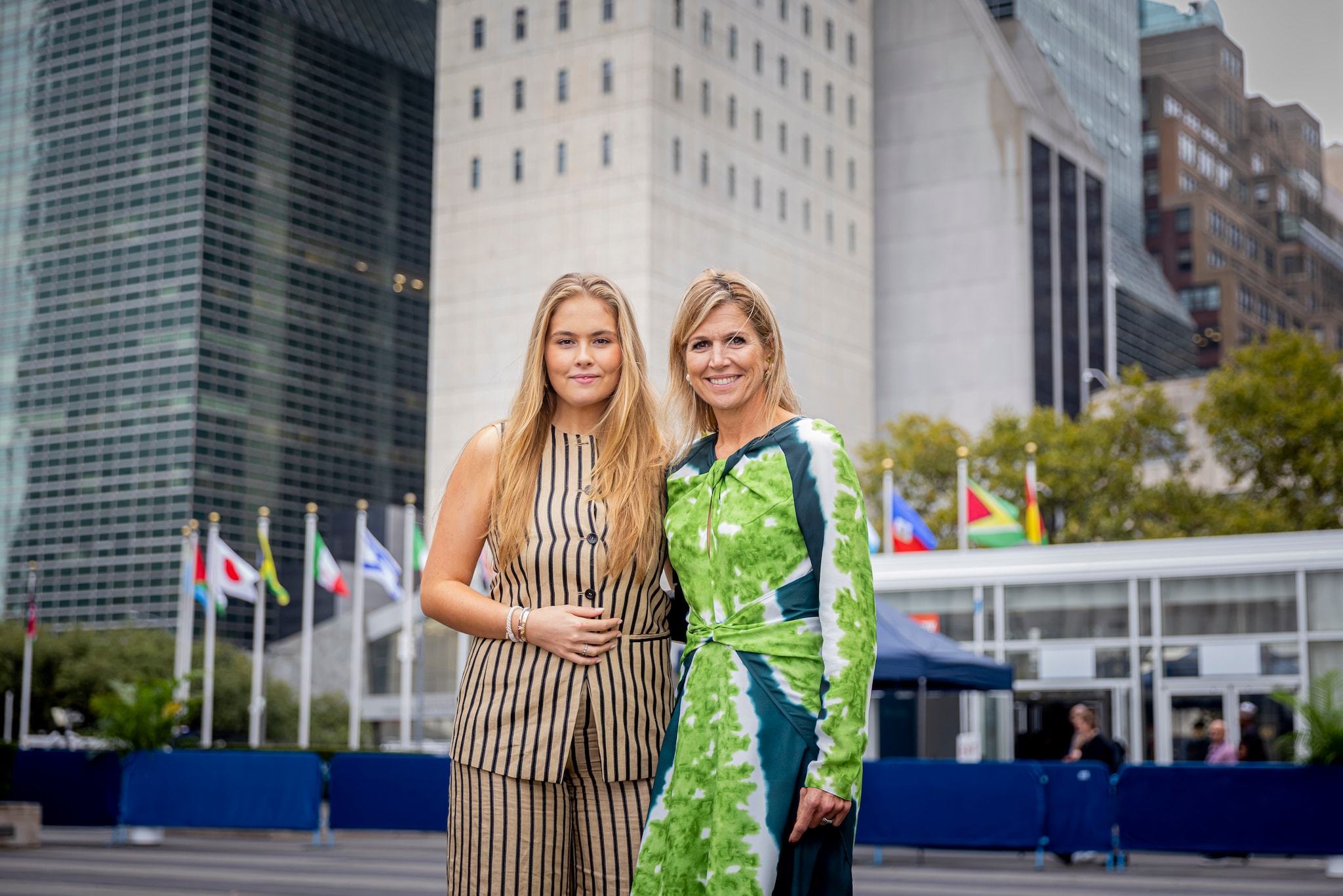 Máxima levert fladderend haar jaarverslag af, Amalia leent weer van Ariane