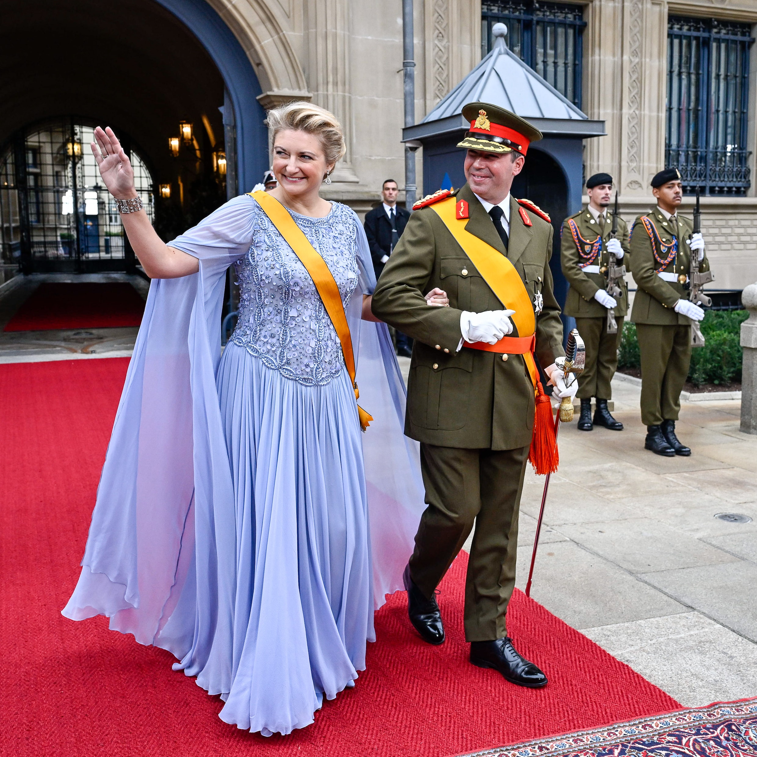 Het koningspaar en prinses Amalia op chic bij de troonwissel van ...
