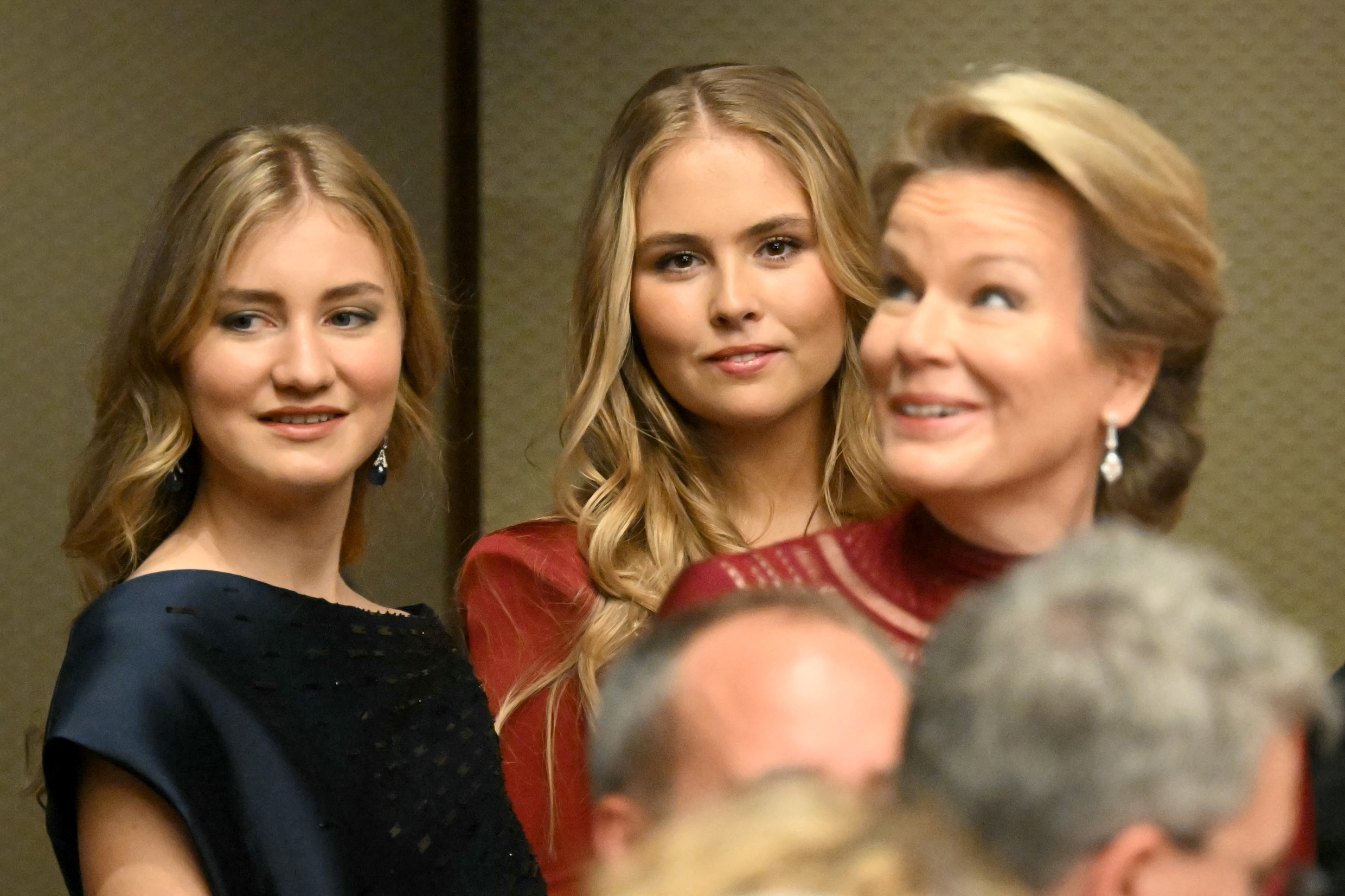 Het koningspaar en prinses Amalia op chic bij de troonwissel van ...