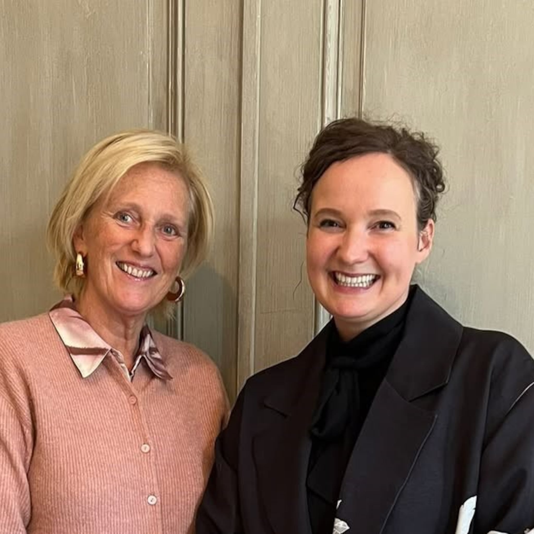 Koningin Mathilde maakt een vliegende fashionstart met glitter, goud en ...