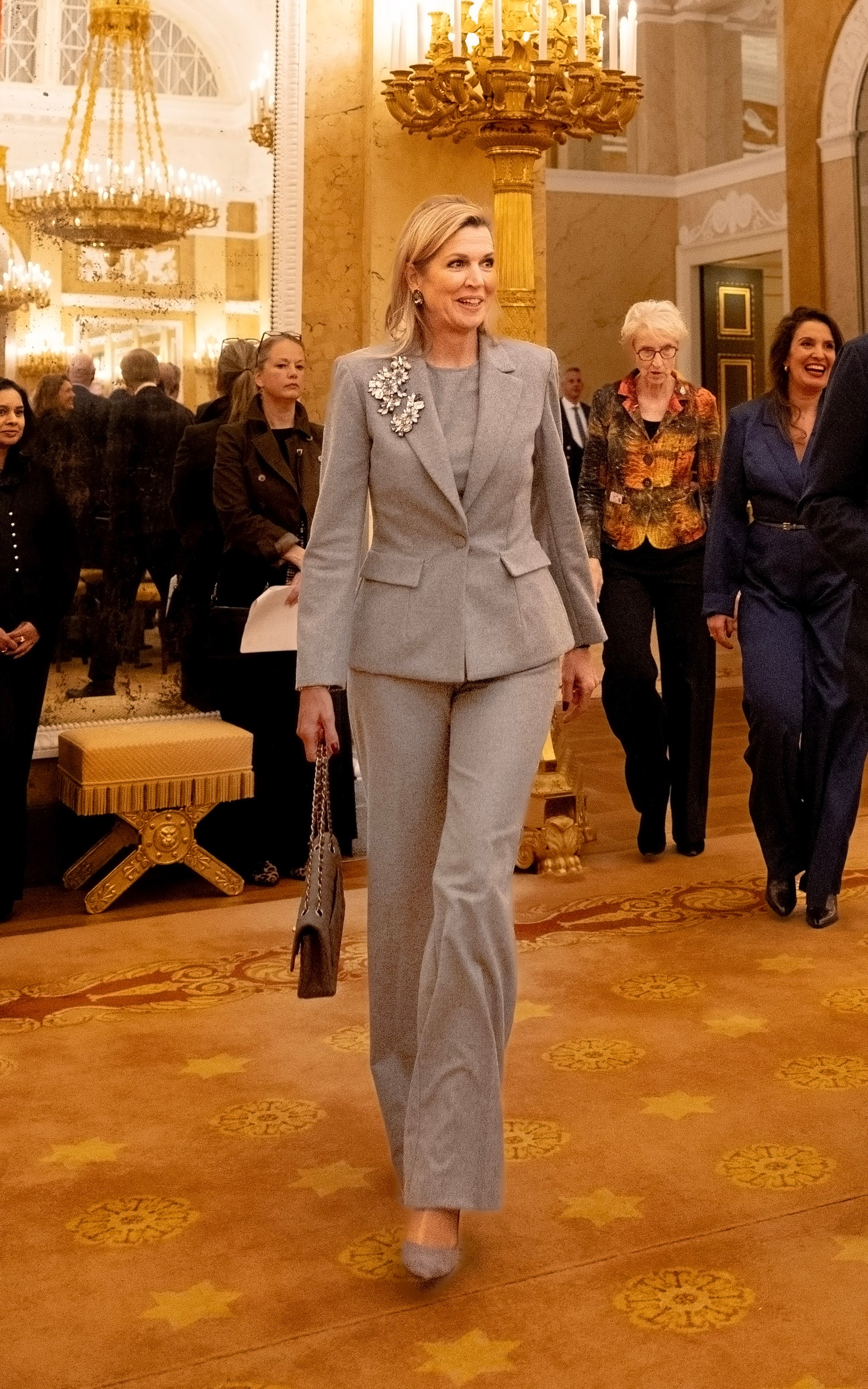 Máxima laat Letizia, Mary en Victoria even zien hoe je als koningin een ...