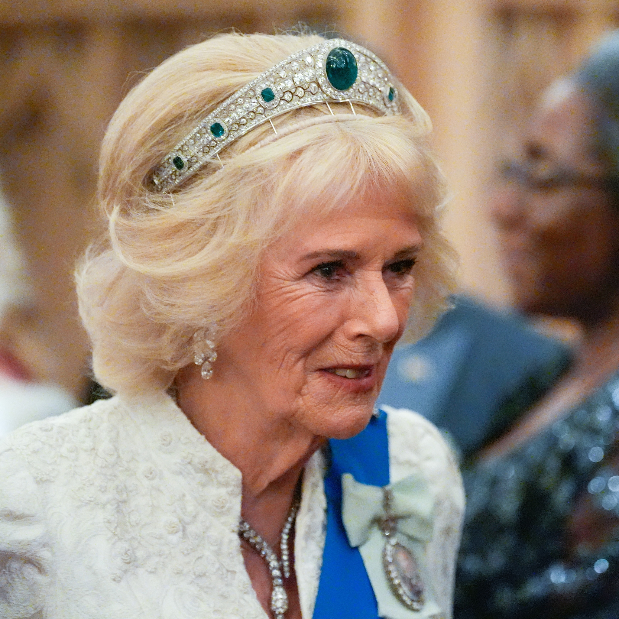 Koningin Silvia van Zweden laat even zien hoe een tiara wordt vervoerd