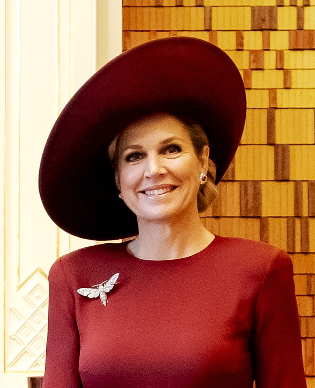 Koningin Máxima werkt thuis, maar wel heel chic met een enorme hoed op
