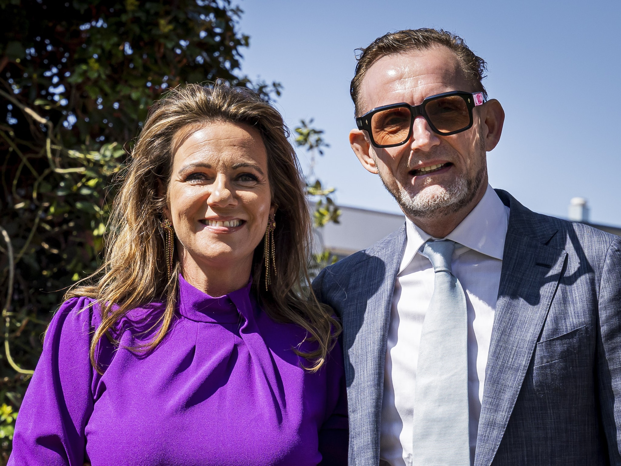 Prins Bernhard en prinses Annette glimmen van trots en met een goede reden