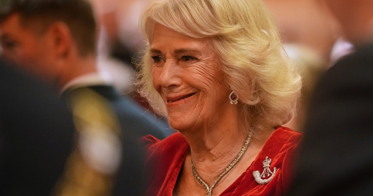 Koningin Camilla maakt de blits in een 27 jaar oude jas van koning Charles