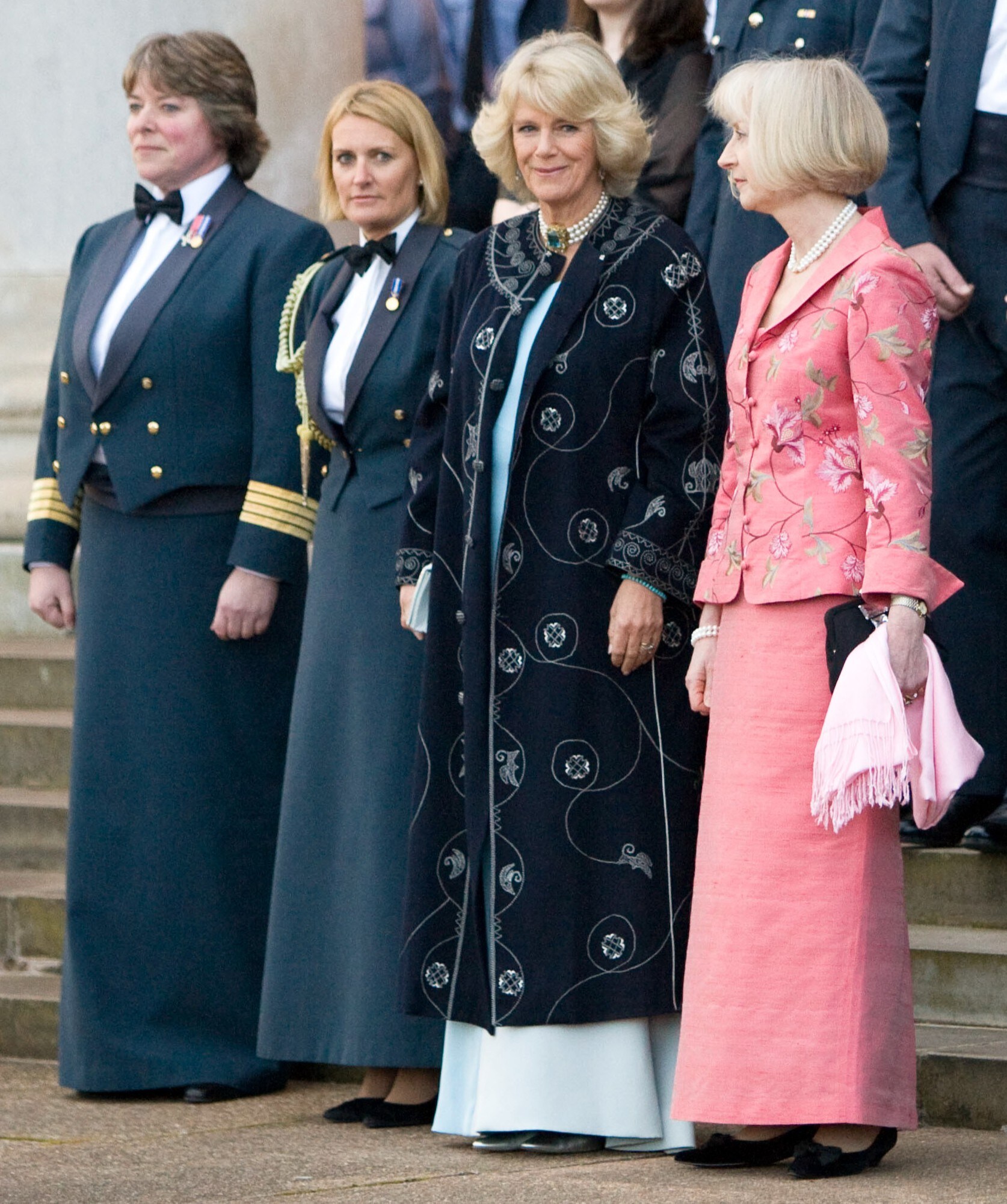Koningin Camilla maakt de blits in een 27 jaar oude jas van koning Charles