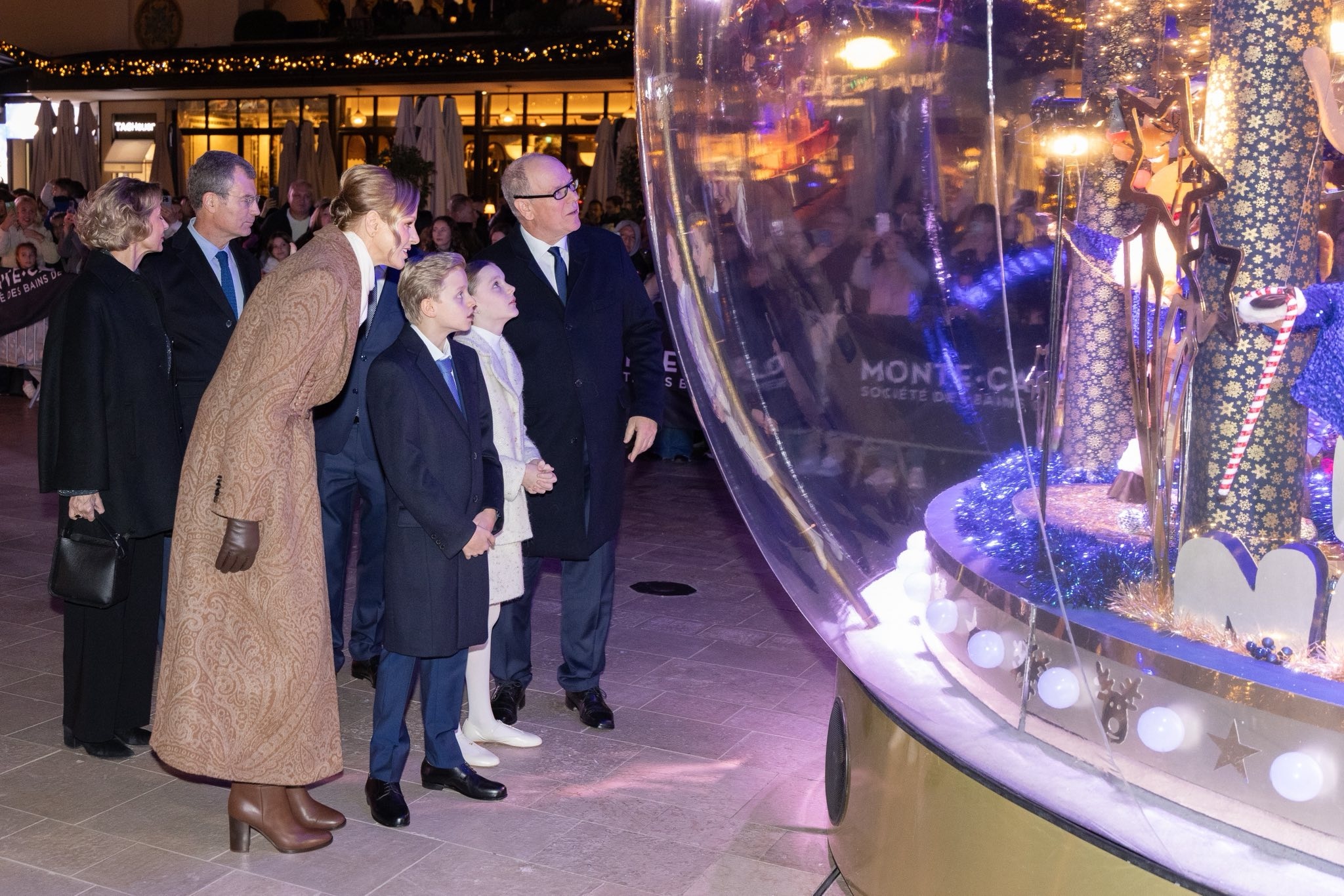 Pretty in paisley: prinses Charlene van Monaco doet het even voor