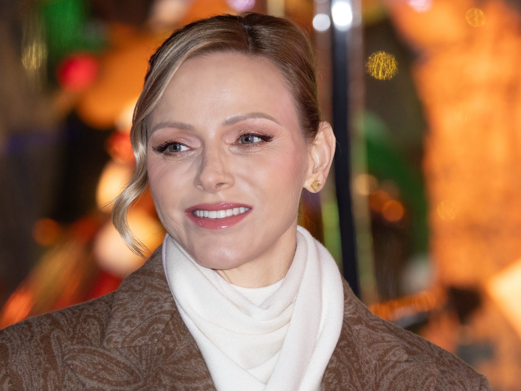 Pretty in paisley: prinses Charlene van Monaco doet het even voor