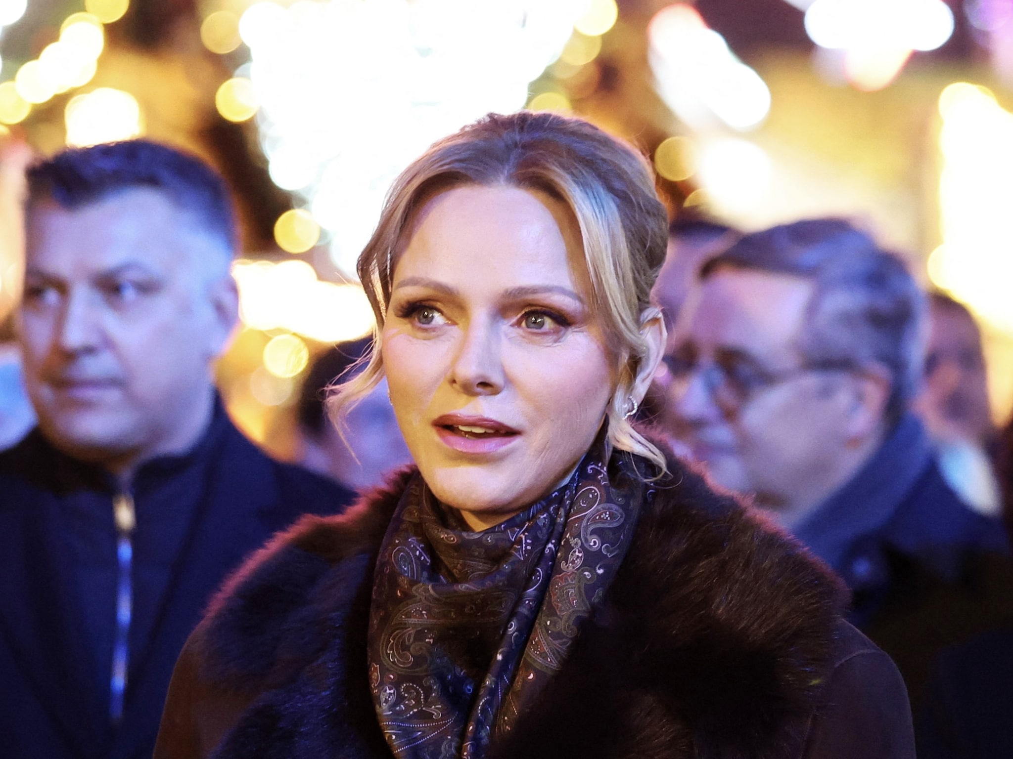 Het kán niet op: prinses Charlene showt haar vierde nieuwe jas in één week
