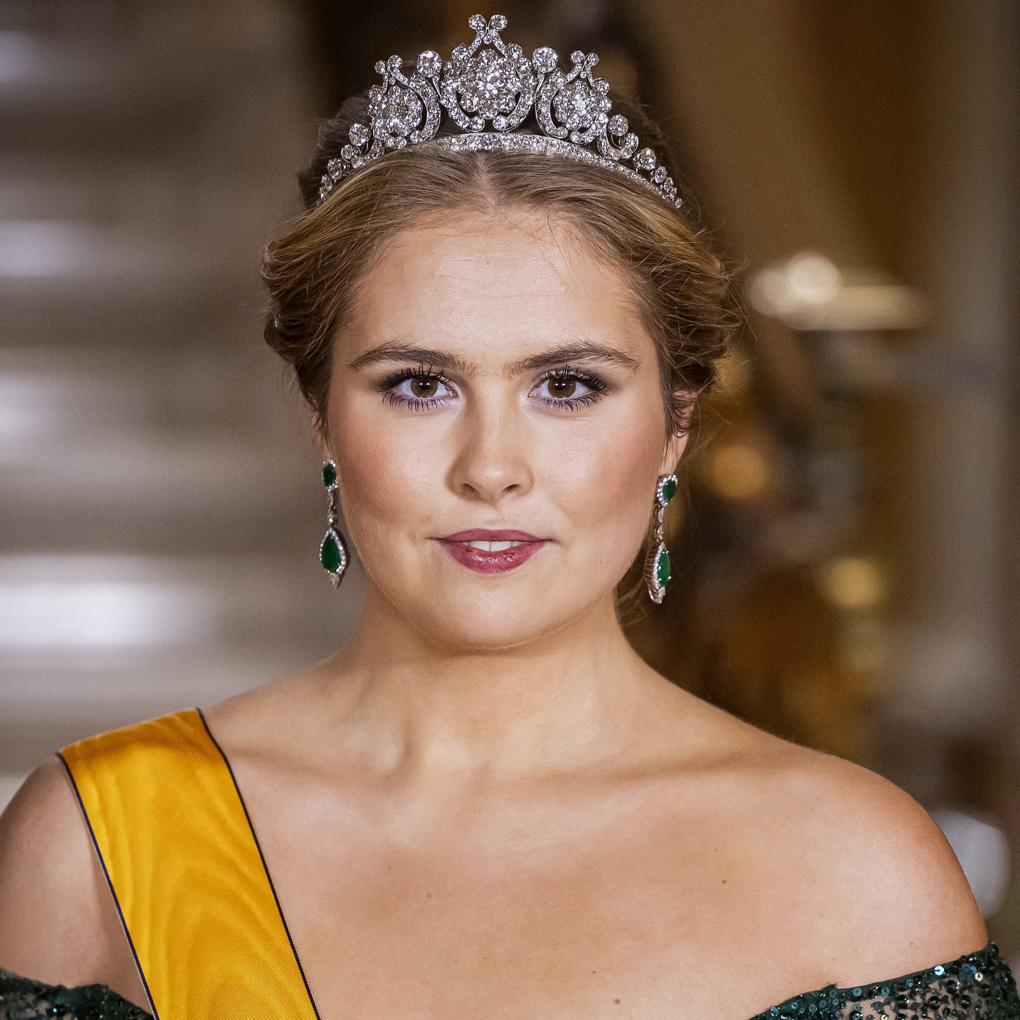 Koningin Máxima schrijdt naar het staatsbanket met een spannend decolleté