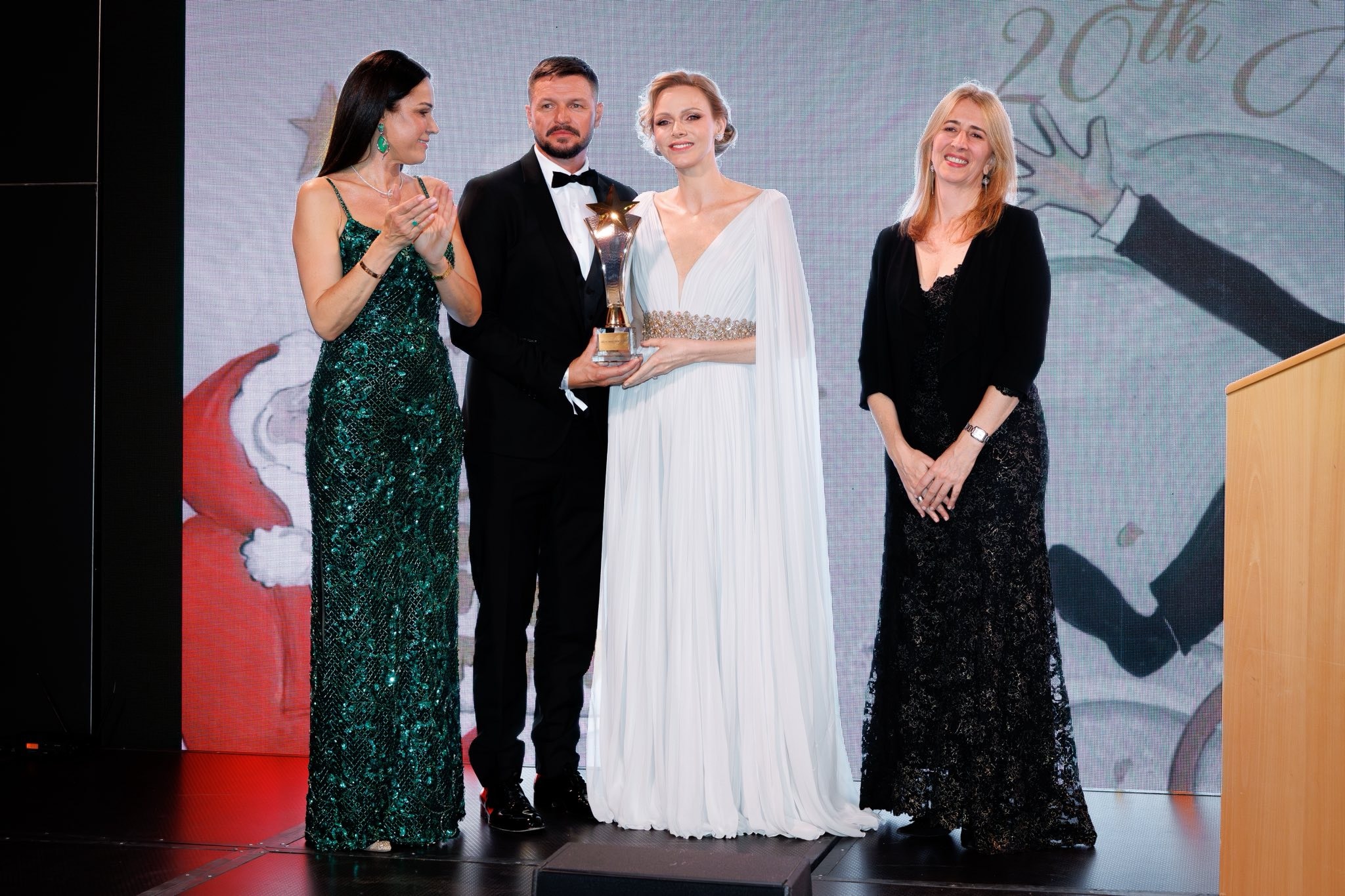 Zó werd prinses Charlene van Monaco op het Bal de Noël in het zonnetje ...