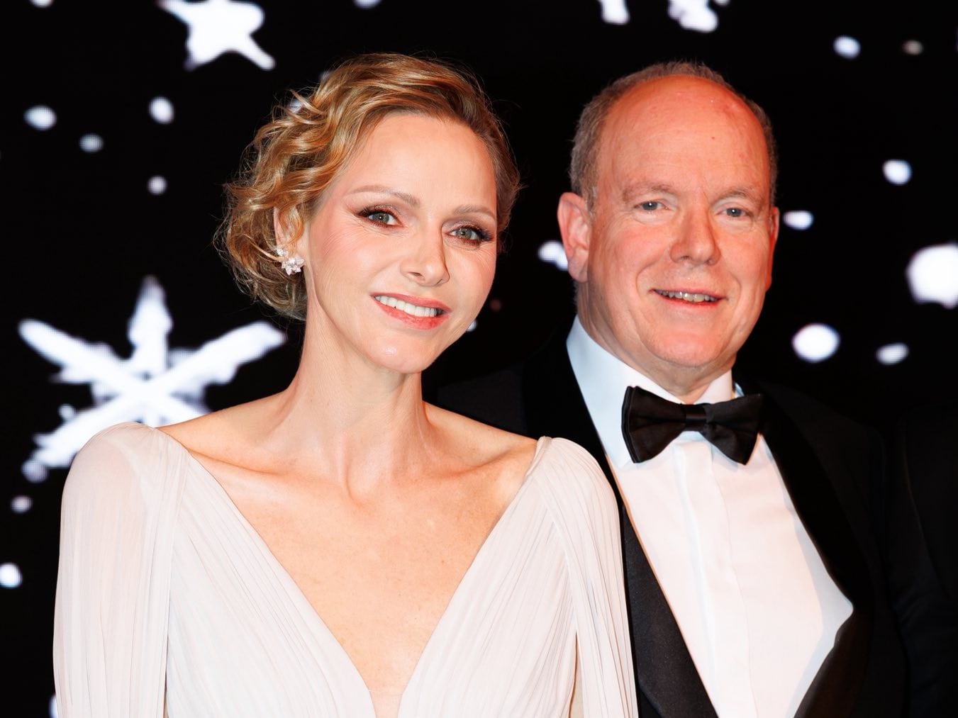 Zó werd prinses Charlene van Monaco op het Bal de Noël in het zonnetje ...