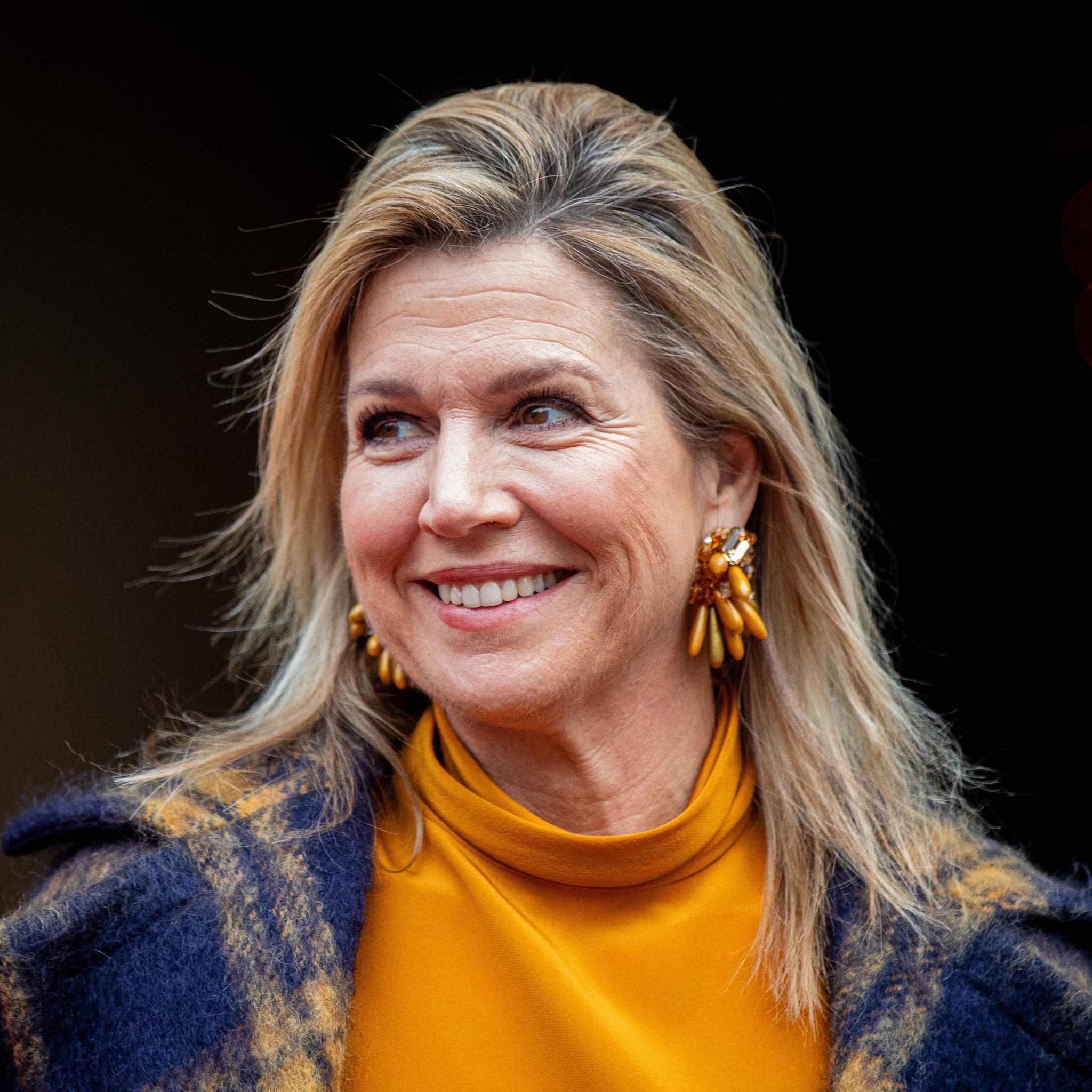 Máxima in Suriname: van zonnig geel via bruin naar een groene sari (die geen sari is)