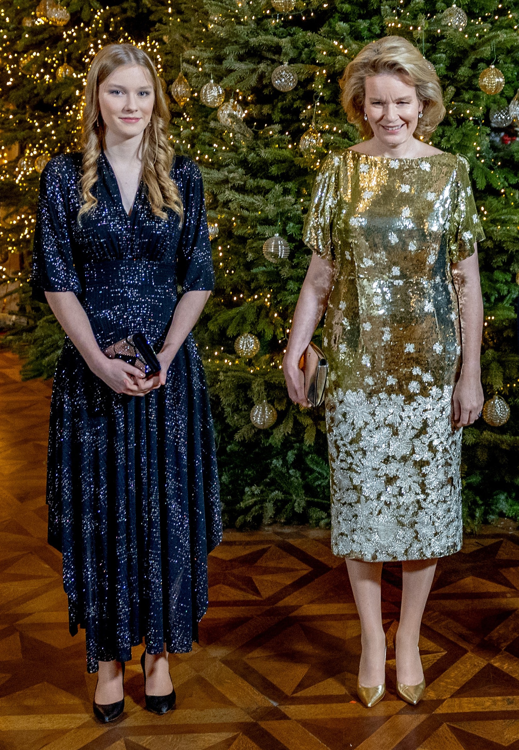 Koningin Mathilde matcht met de kerstboom (en straalt naast haar dochters)