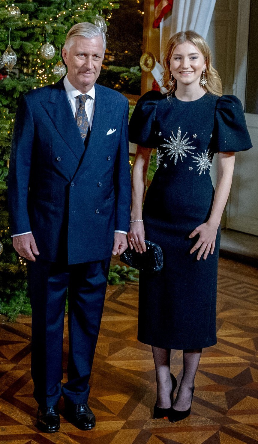 Koningin Mathilde matcht met de kerstboom (en straalt naast haar dochters)