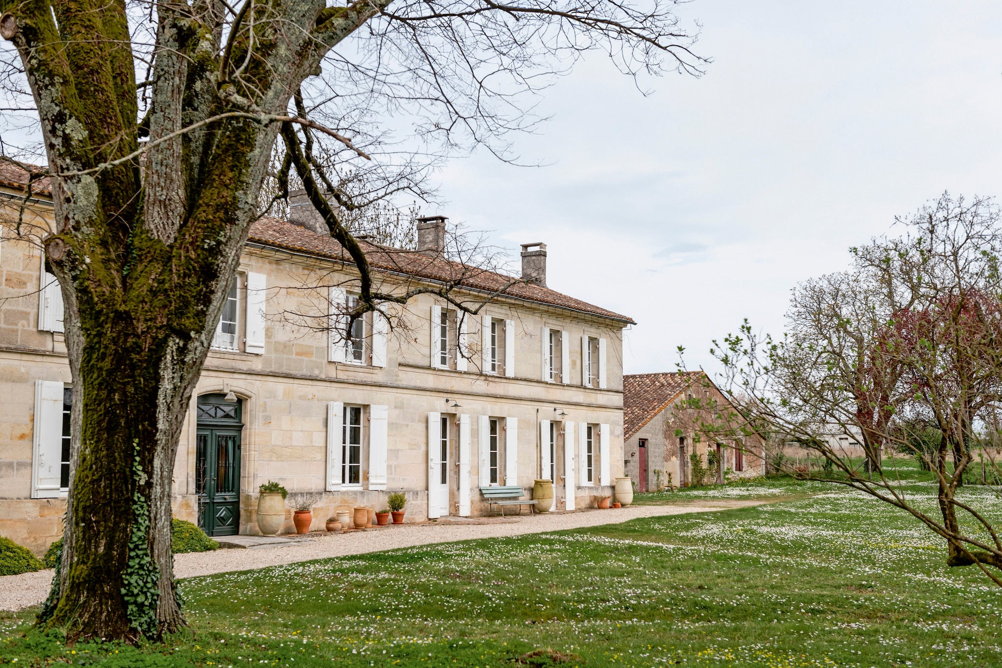 Wat een plaatje! Dit familiehuis was vroeger een wijndomein - Libelle.nl
