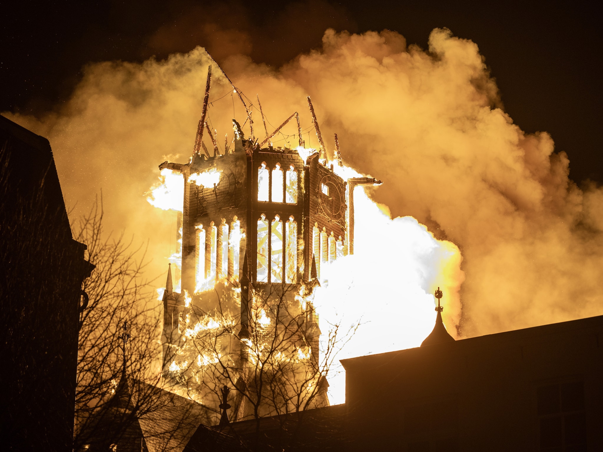 Herinneringen aan de afgebrande Vondelkerk in Amsterdam: “Dit breekt ...