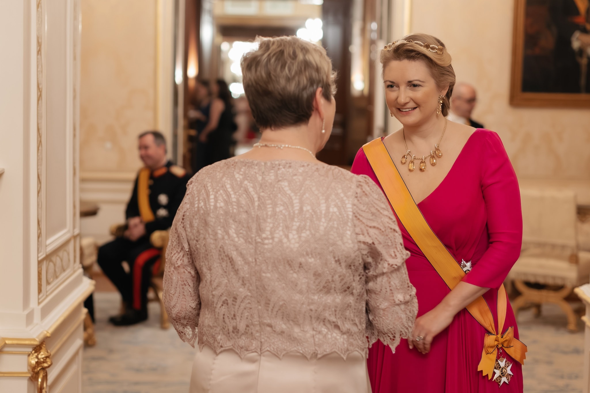 Groothertogin Stéphanie van Luxemburg draagt rozerood (en knapt daar ...