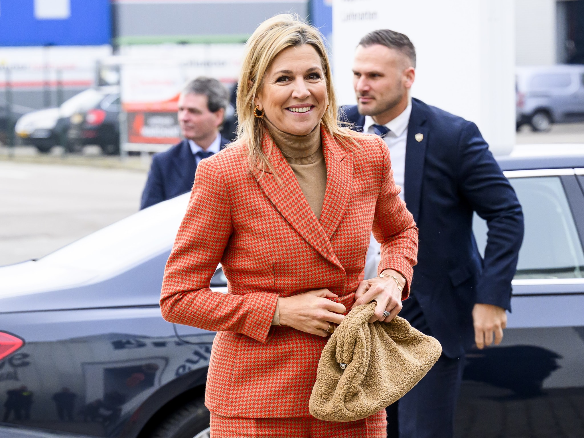 Koningin Máxima in oranje pied-de-poule en fluorgeel mét een snufje teddy