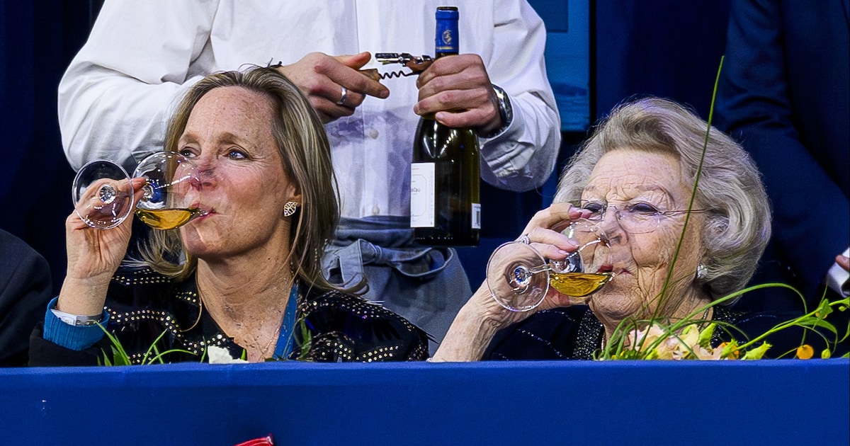 Prinses Beatrix geniet: lekker snacken met een glaasje wijn erbij