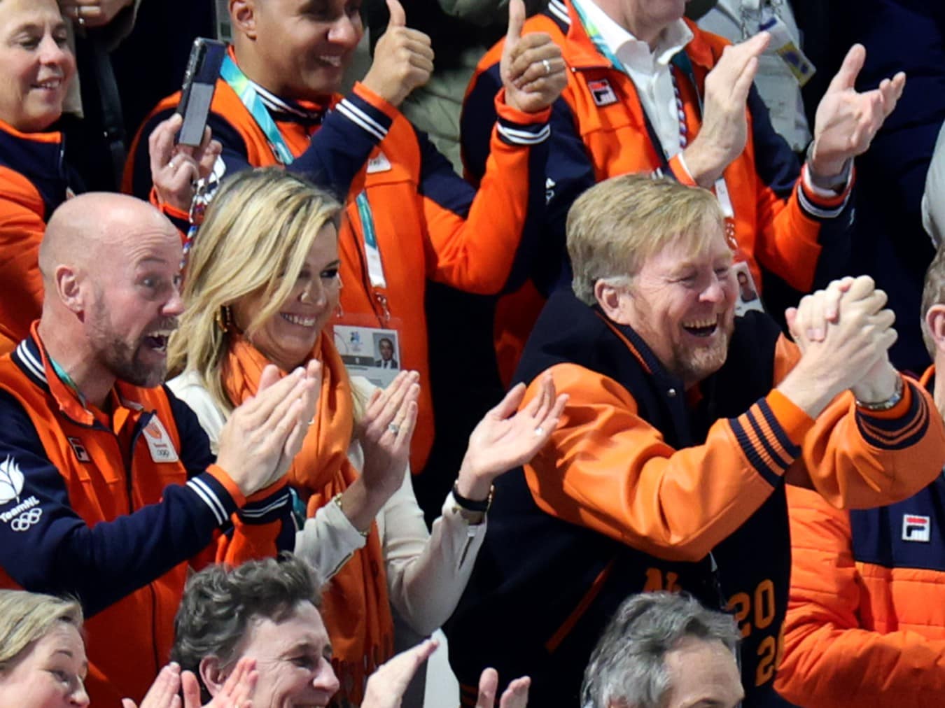 Juichende Willem-Alexander en Máxima zien Jutta Leerdam goud winnen