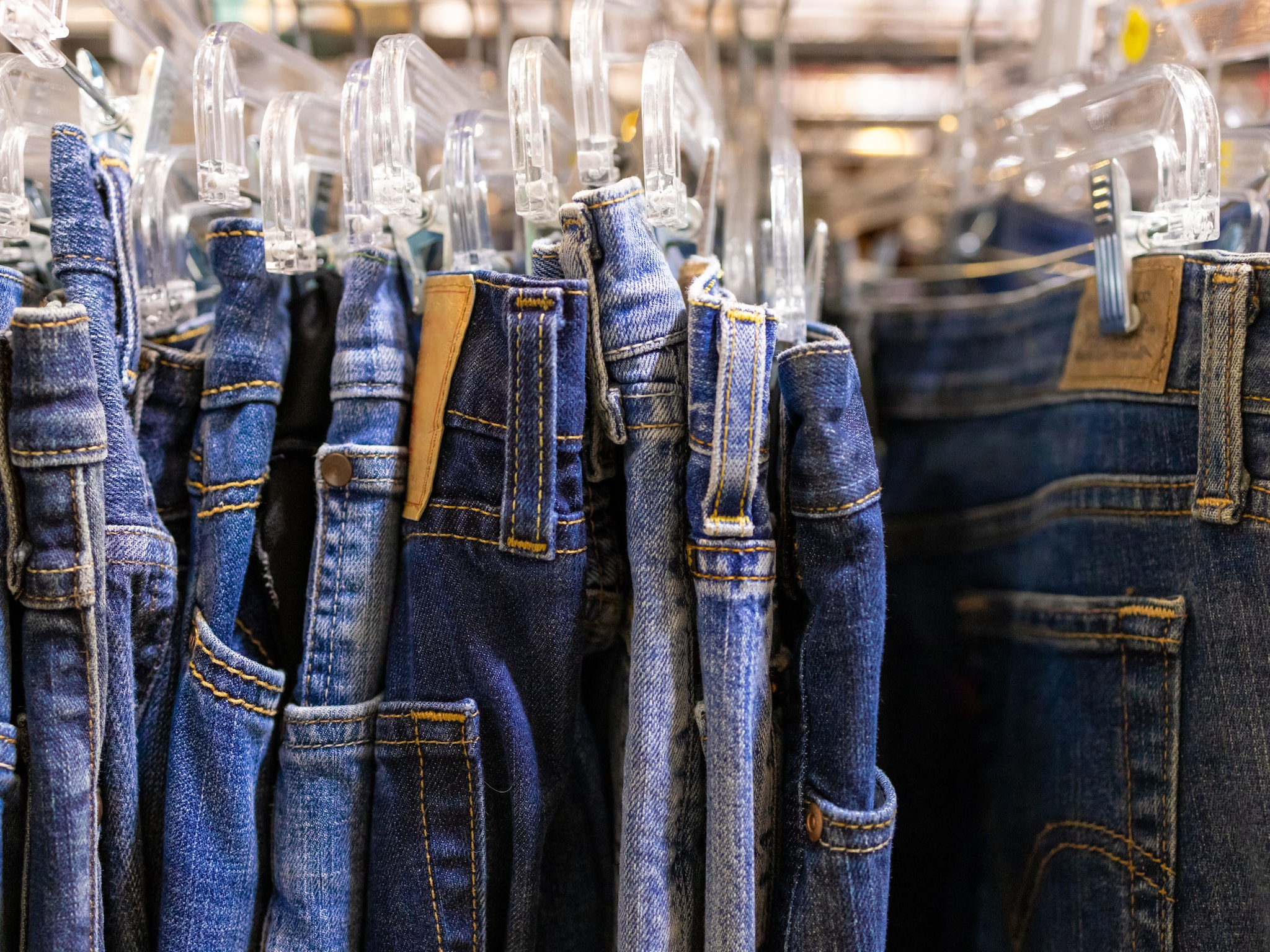 Van baggy tot recht: dit zijn de jeanstrends die je in 2026 overal ziet