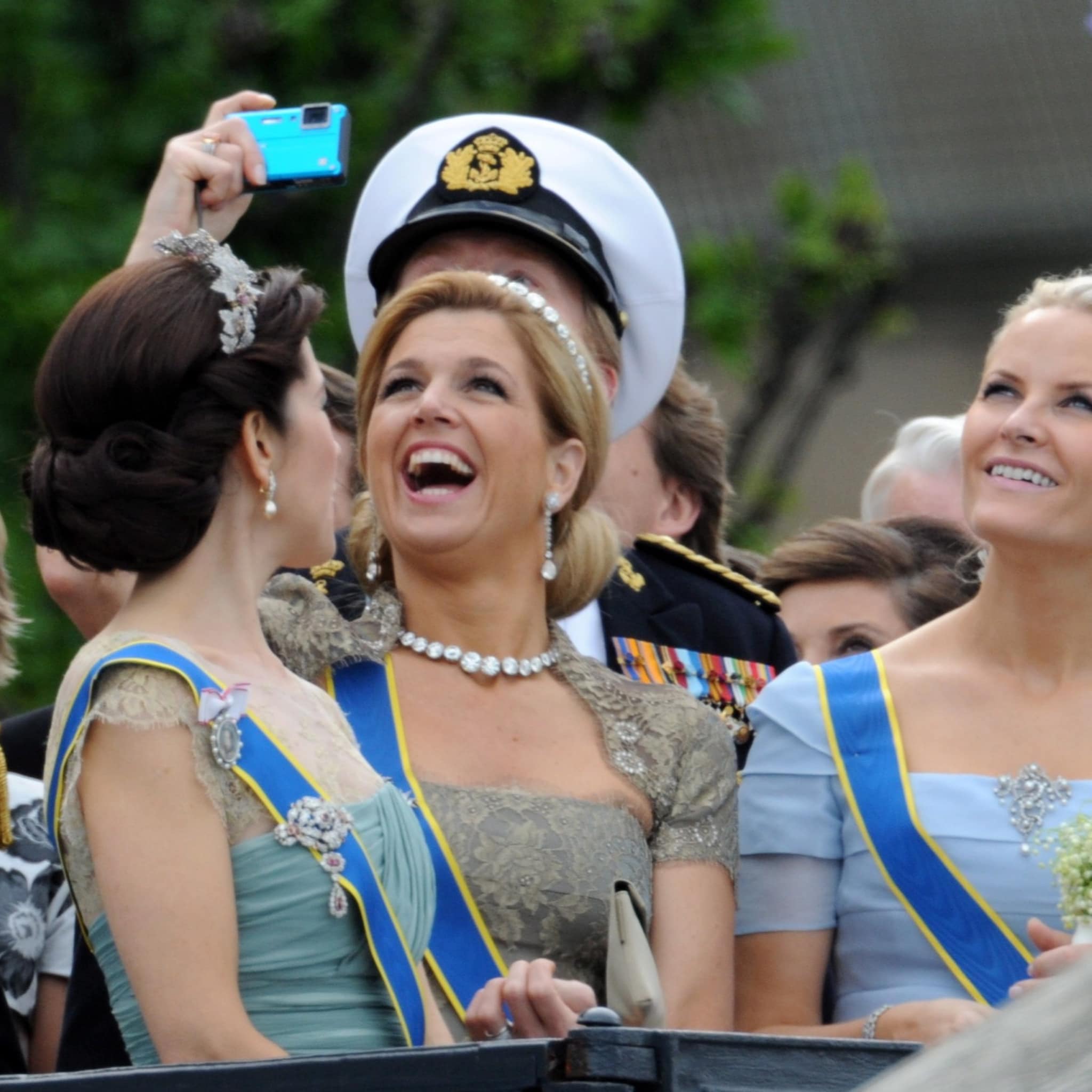 Koningin Mathilde van België schittert in goudkleurig kant