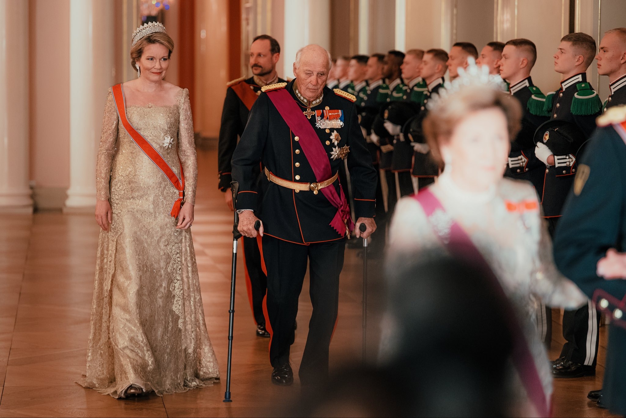 Koningin Mathilde van België schittert in goudkleurig kant