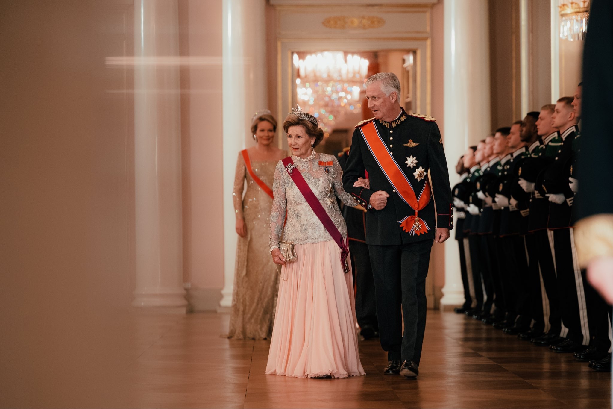 Koningin Mathilde van België schittert in goudkleurig kant