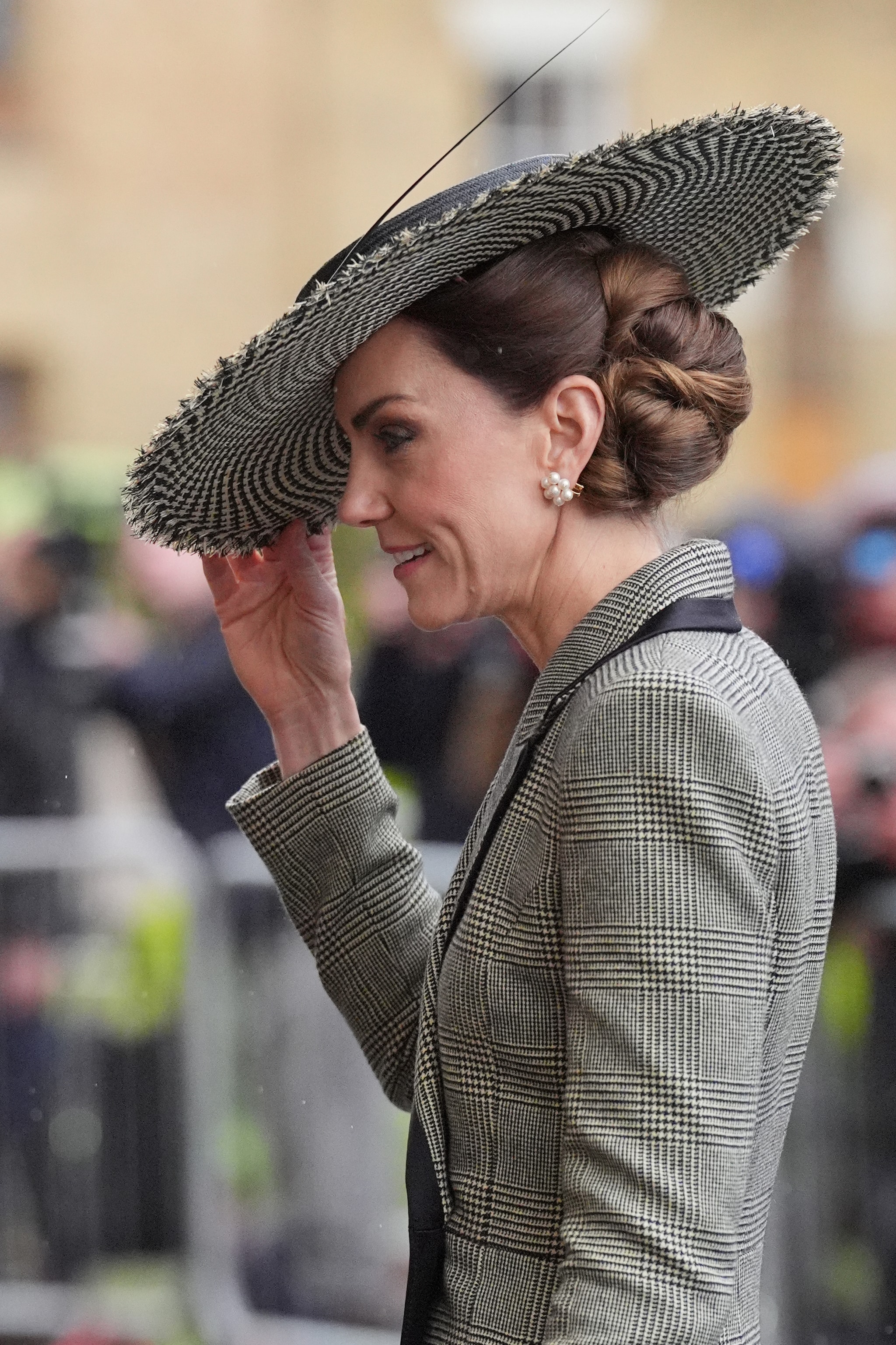 Prinses Catherine en windkracht vijf: dan wil je je hoed van €800 wel ...