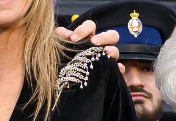 Máxima in Dokkum: een glitterbroek, net-uit-bed-haar én een broche uit 1879