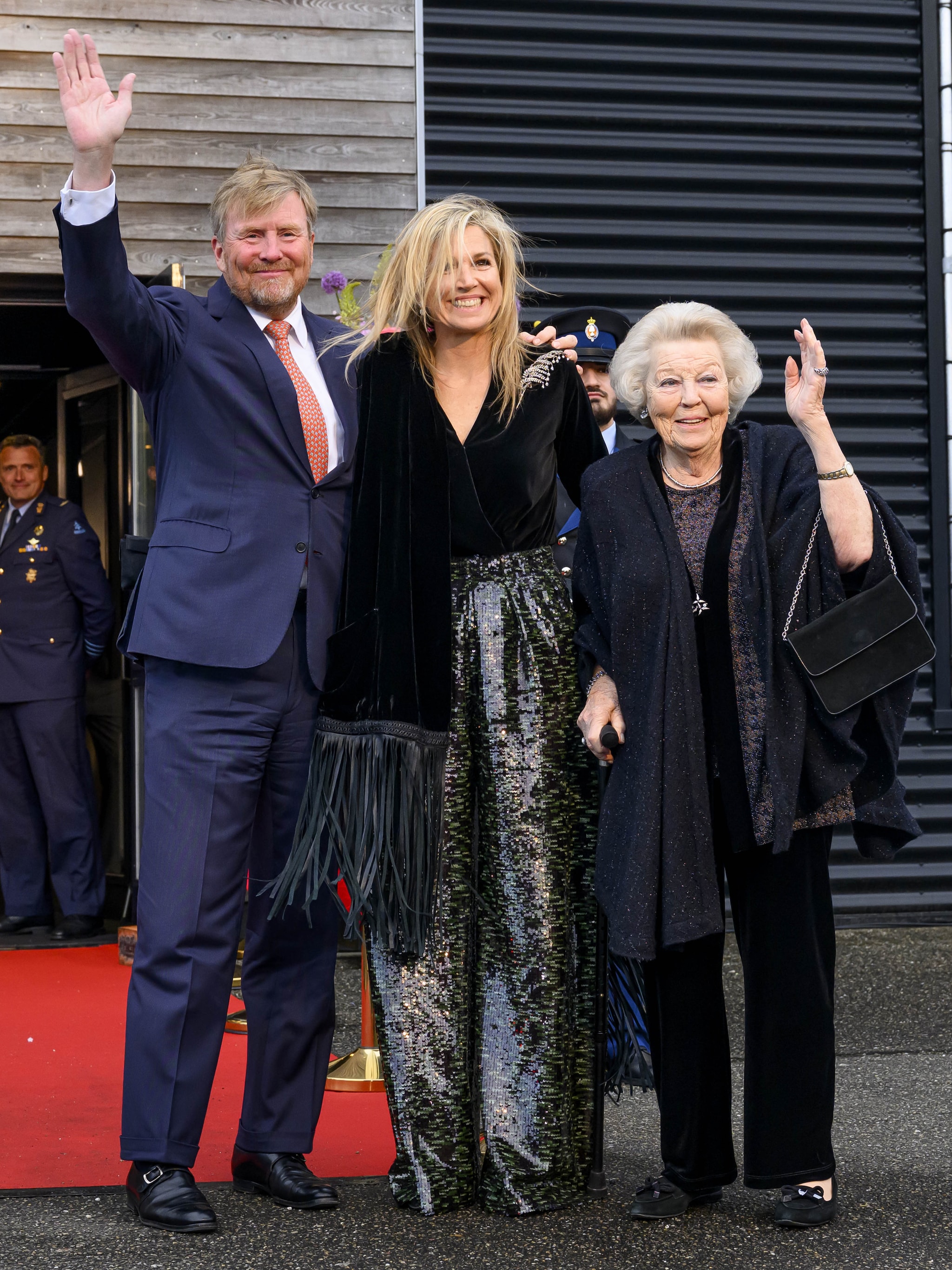 Máxima in Dokkum: een glitterbroek, net-uit-bed-haar én een broche uit 1879