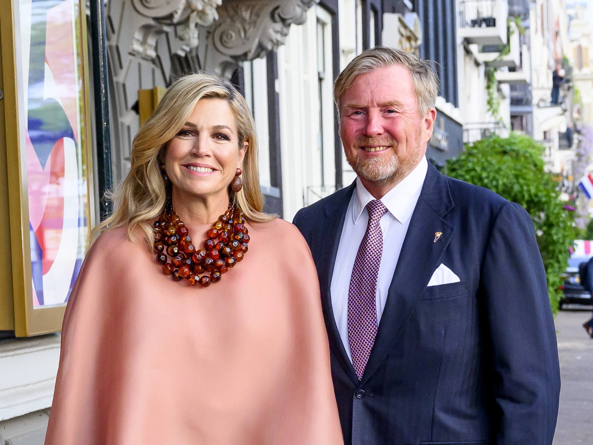 Koningin Máxima schittert in perziktinten bij het 5 mei-concert