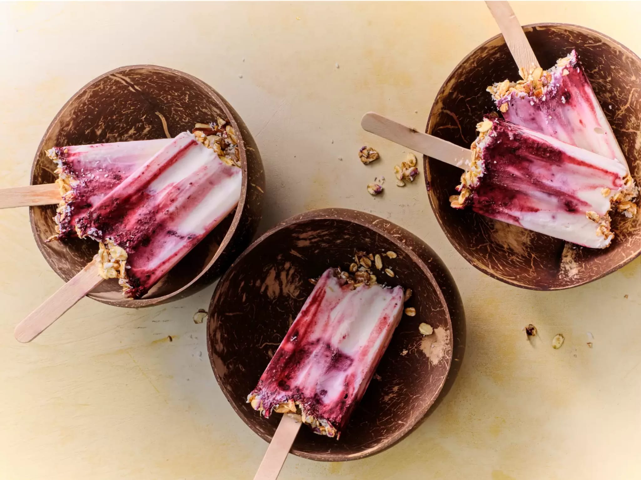 Deze homemade ijsjes met yoghurt en fruit zijn perfect voor warme dagen
