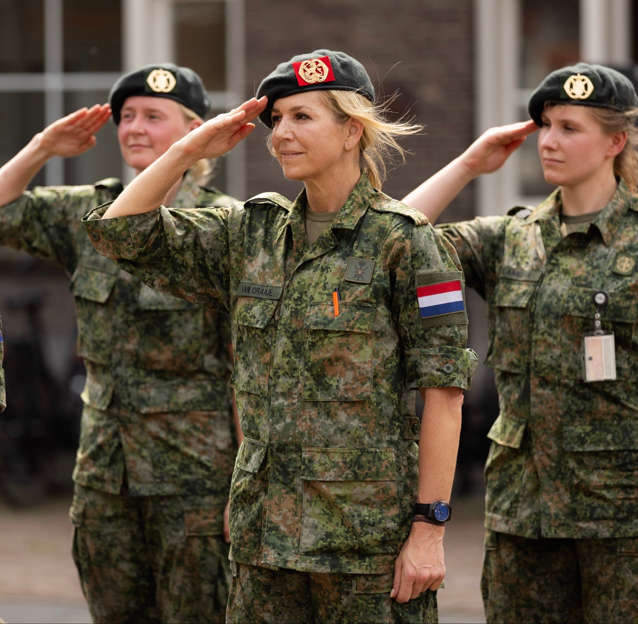 Royal reservist Máxima rondt eerste deel opleiding af en krijgt haar baret