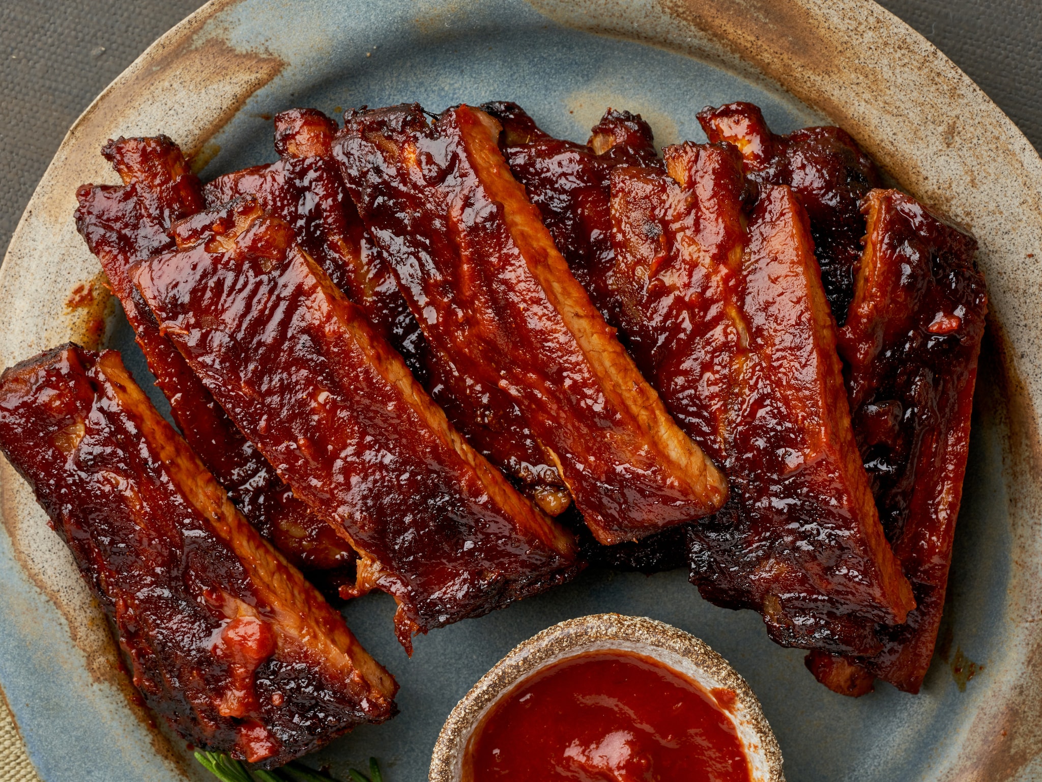 Zó bereid je de lekkerste spareribs op de barbecue